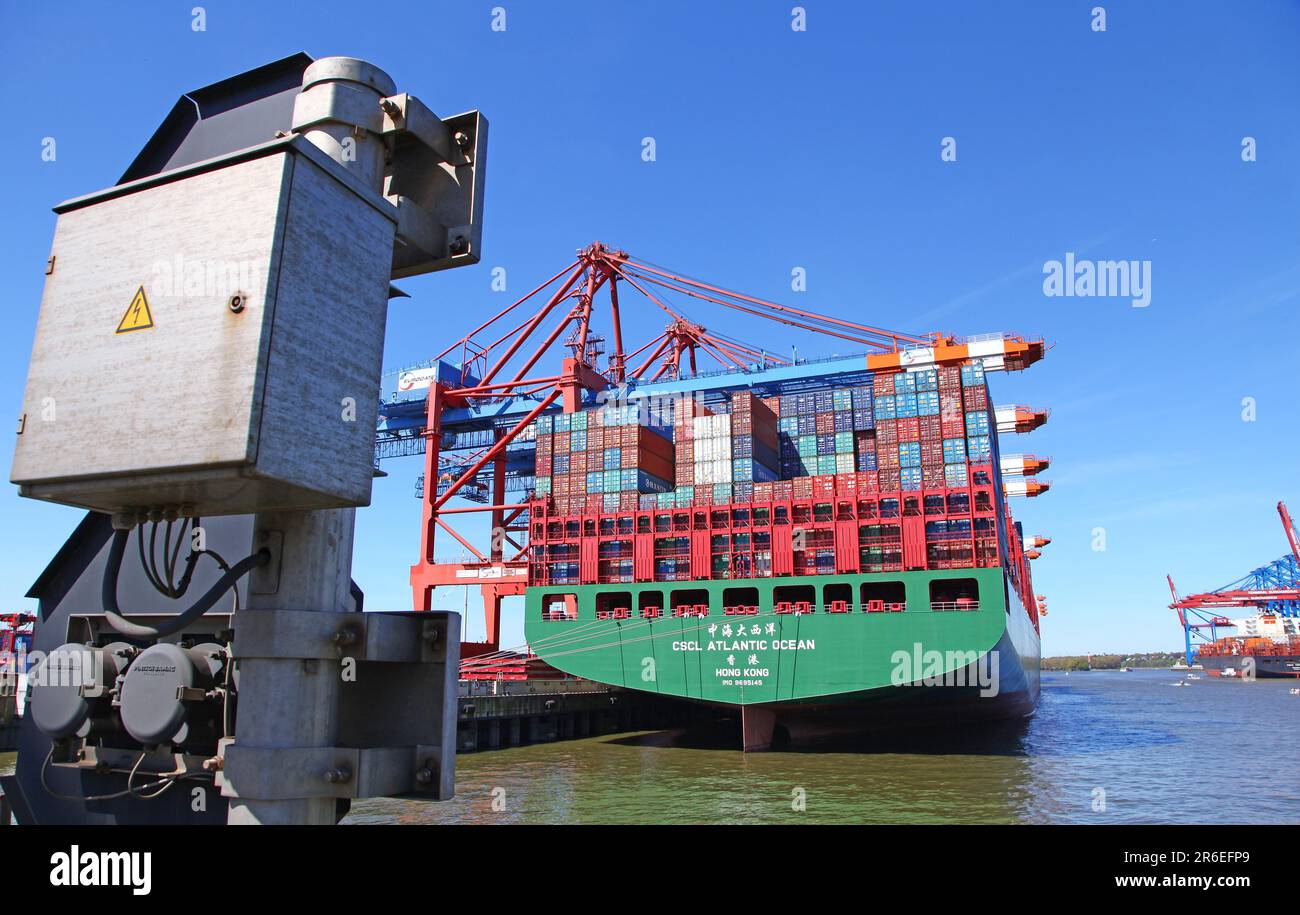 CSCL Atlantic Ocean im Hamburger Hafen, The huge CSCL Atlantic Ocean ...