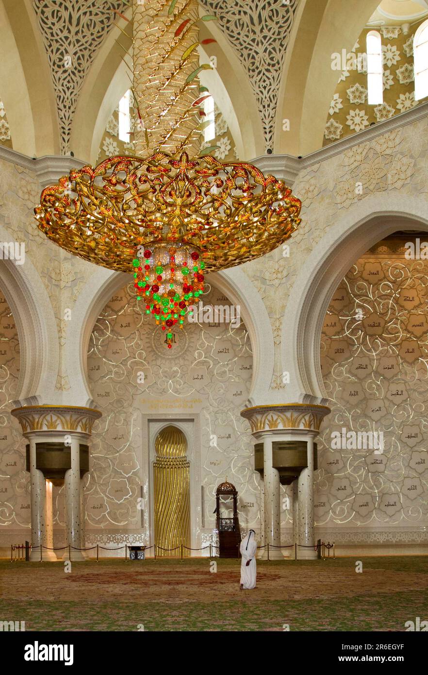 The world's largest chandelier hangs above the world's largest carpet ... The world's largest chandelier hangs above the world's largest carpet ...
