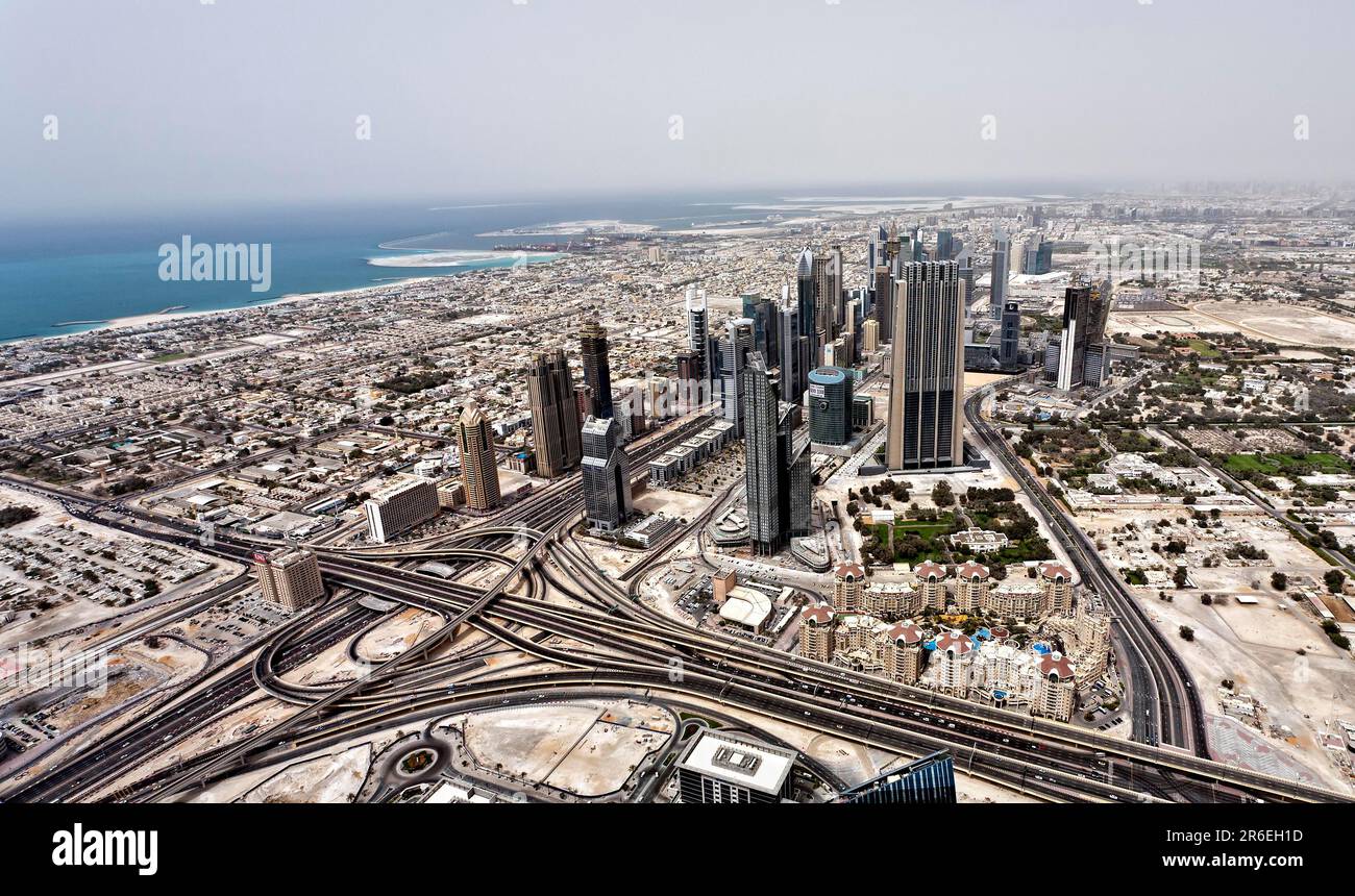 High building looking down dubai hi-res stock photography and images ...