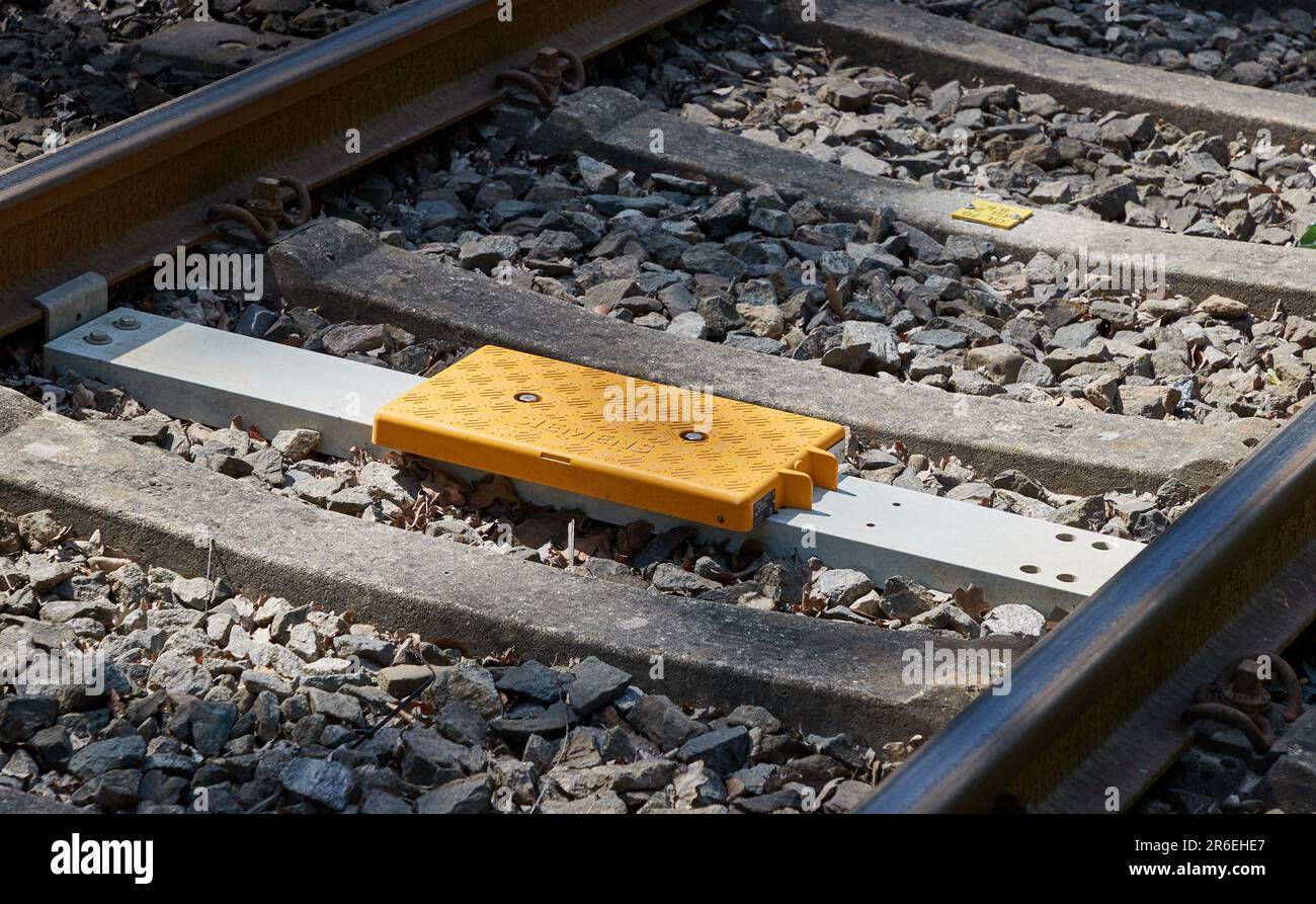 Hamburg, Germany. 09th June, 2023. View between the rails at a yellow ...