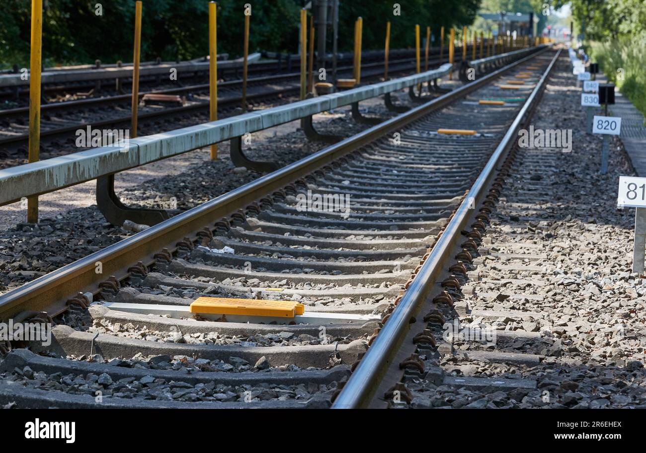 Hamburg, Germany. 09th June, 2023. View between the rails at yellow ...