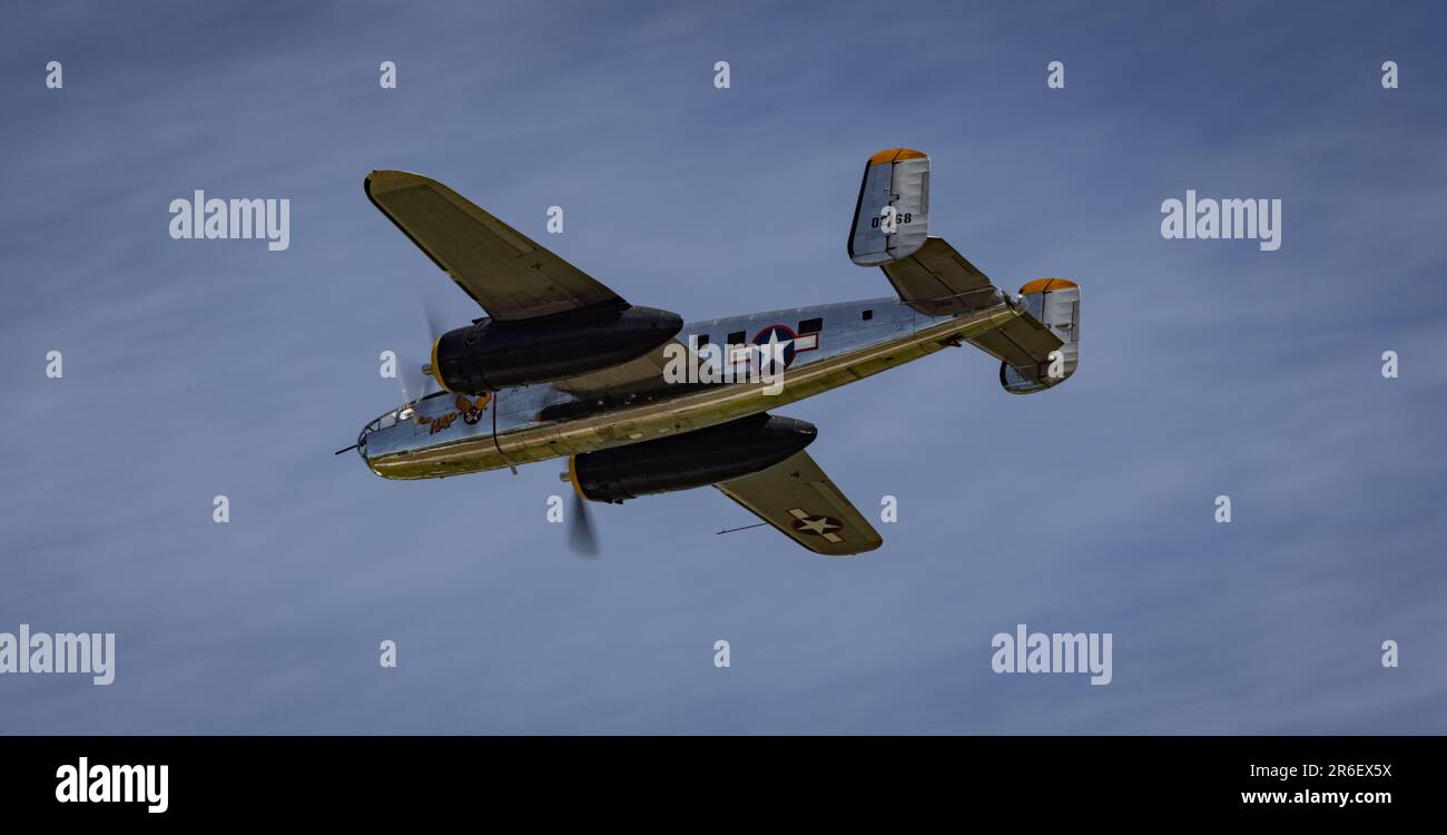 A dramatic fighter jet soaring through the sky Stock Photo - Alamy