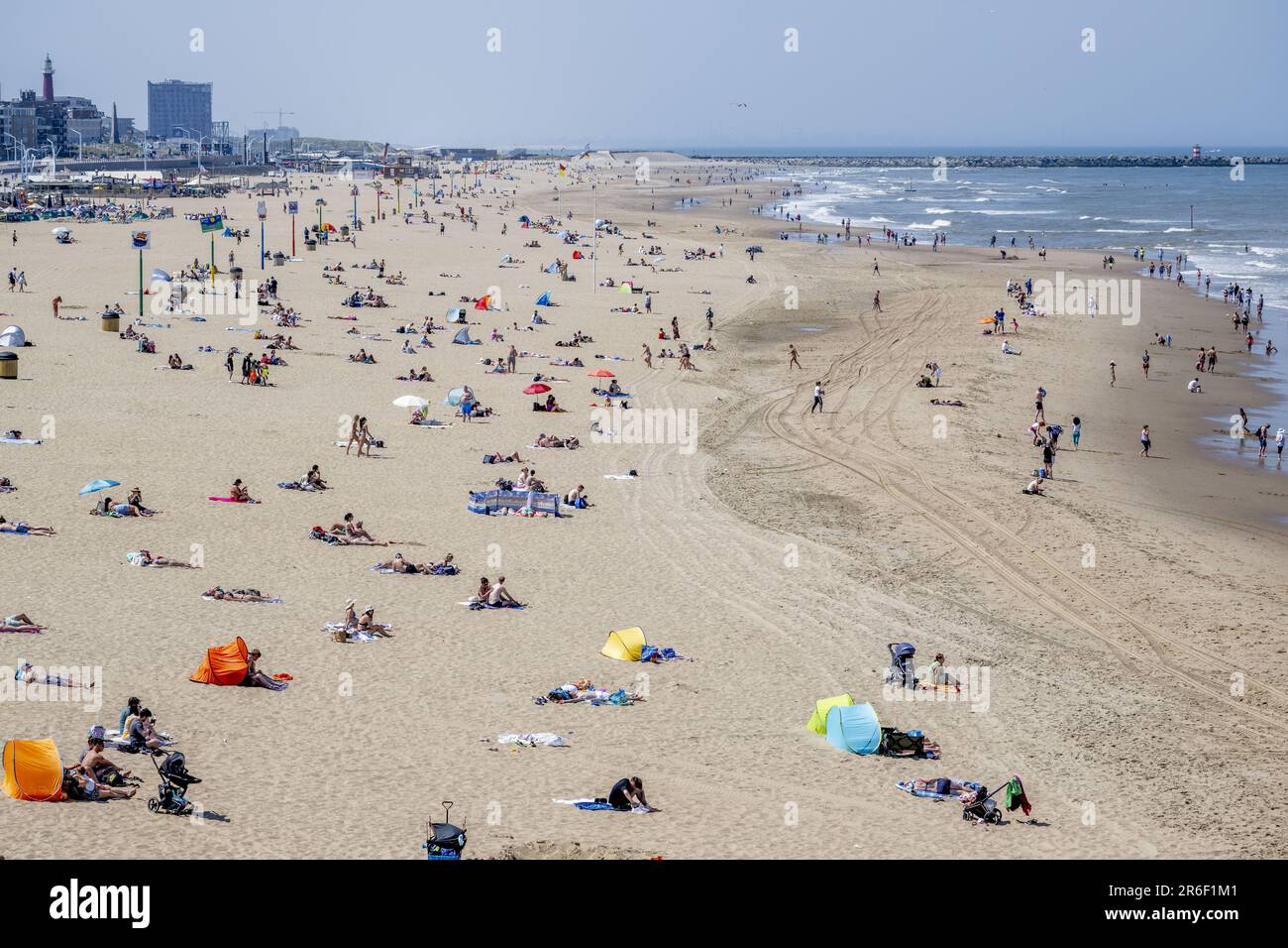 SCHEVENINGEN - Beachgoers enjoy the beautiful weather on the beach of ...