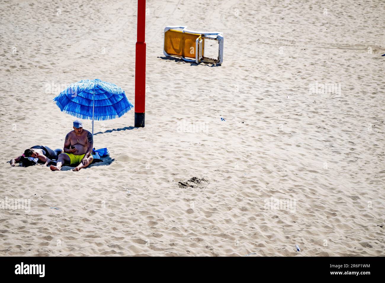 SCHEVENINGEN - Beachgoers enjoy the beautiful weather on the beach of ...