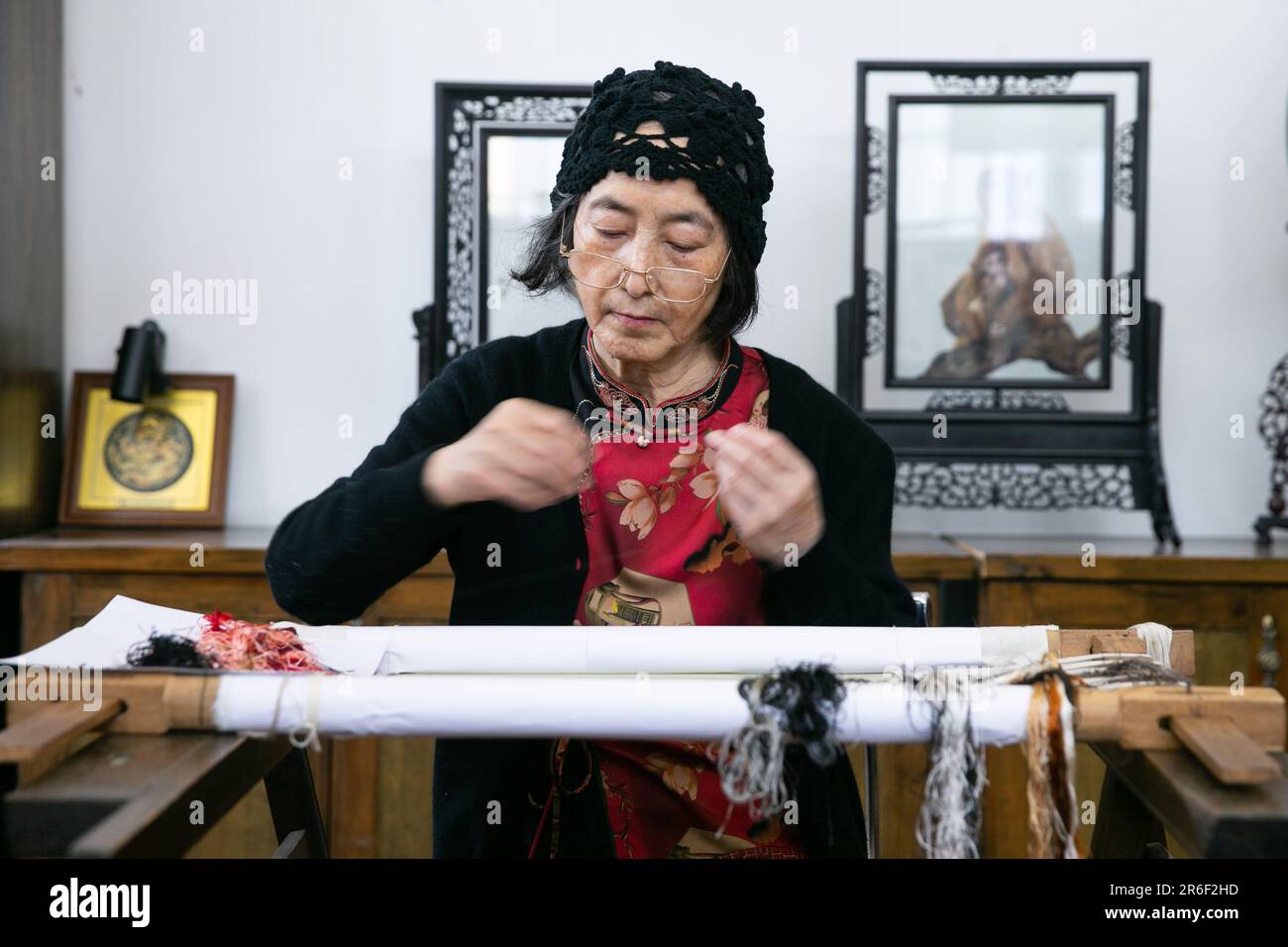 (230609) -- CHONGQING, June 9, 2023 (Xinhua) -- Kang Ning makes Shu ...