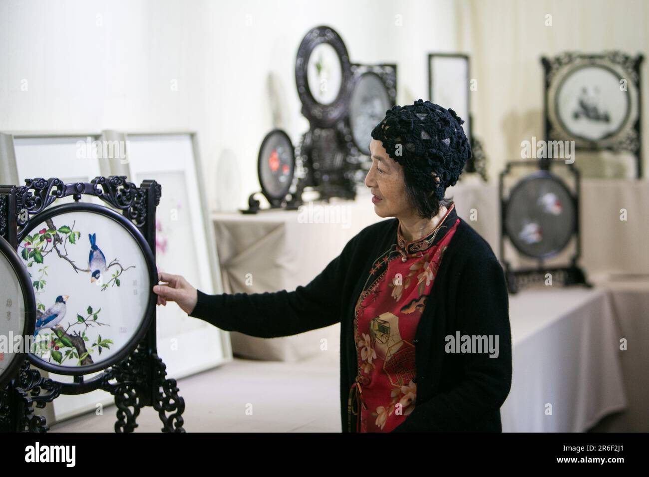 (230609) -- CHONGQING, June 9, 2023 (Xinhua) -- Kang Ning views Shu ...