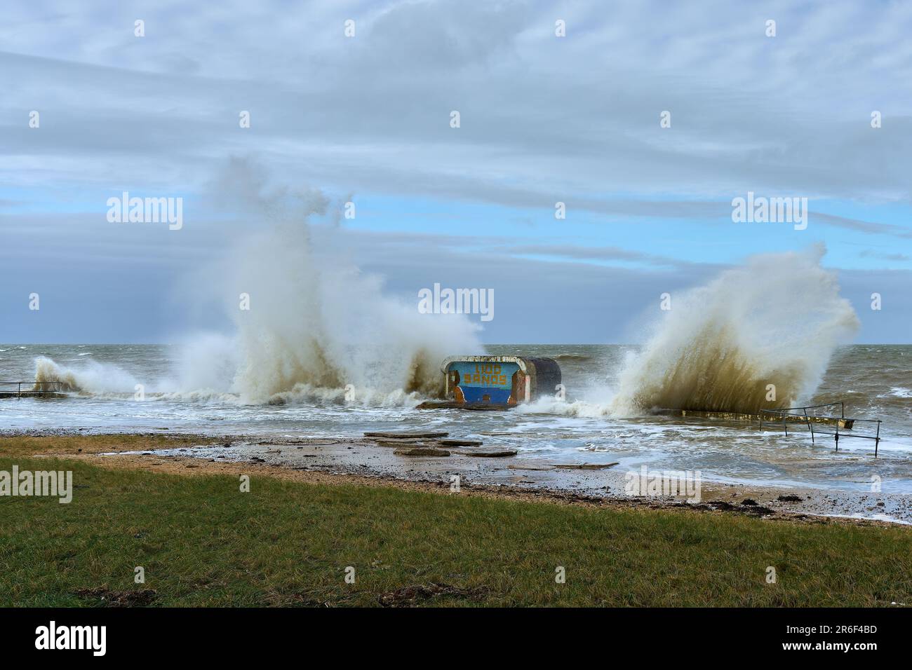 Waves crash force nature hi-res stock photography and images - Alamy