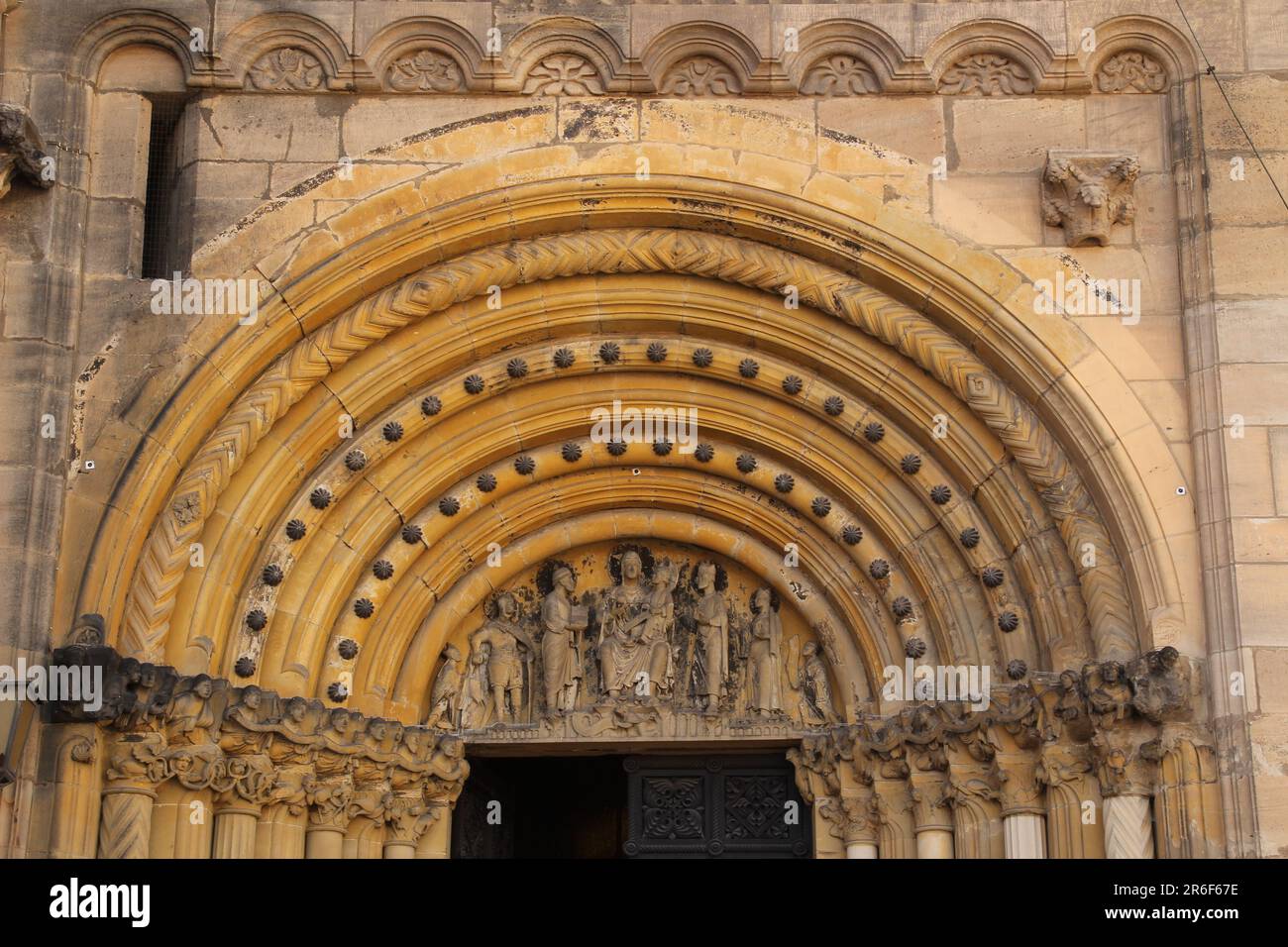 Grand architectural structure archway hi-res stock photography and ...