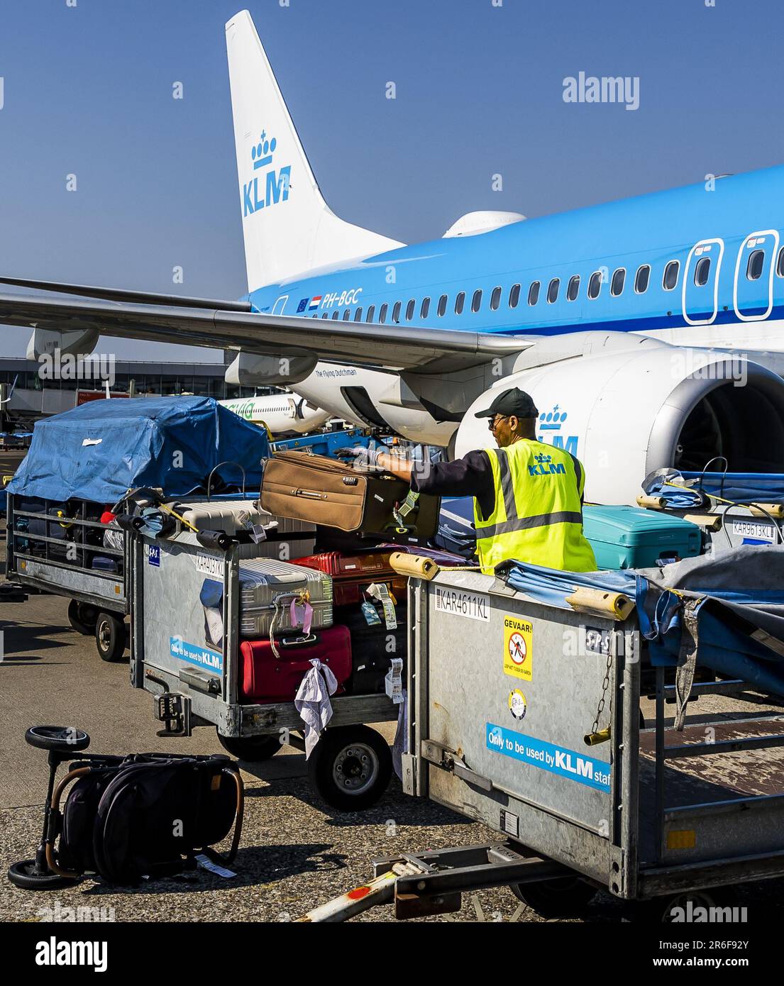 SCHIPHOL - 09/06/2023, KLM baggage handling at Schiphol Airport. ANP ...