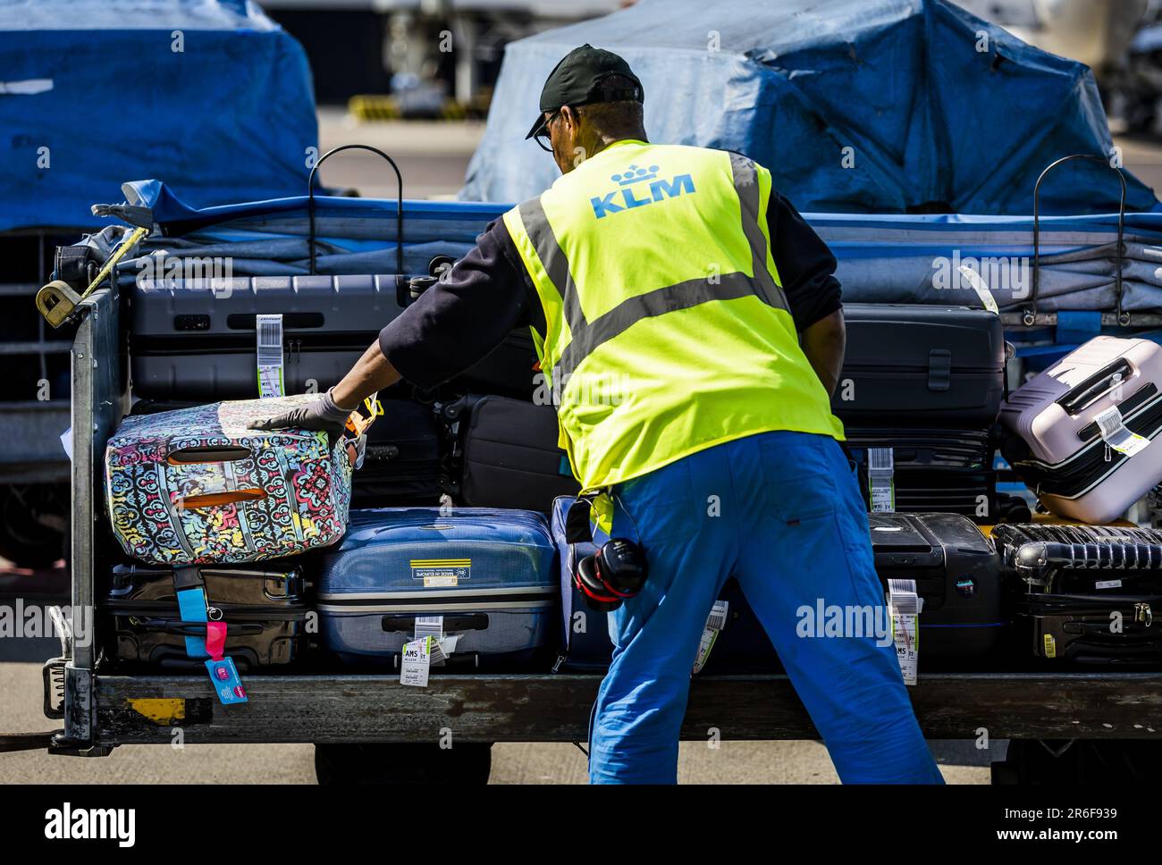 SCHIPHOL - 09/06/2023, KLM baggage handling at Schiphol Airport. ANP ...