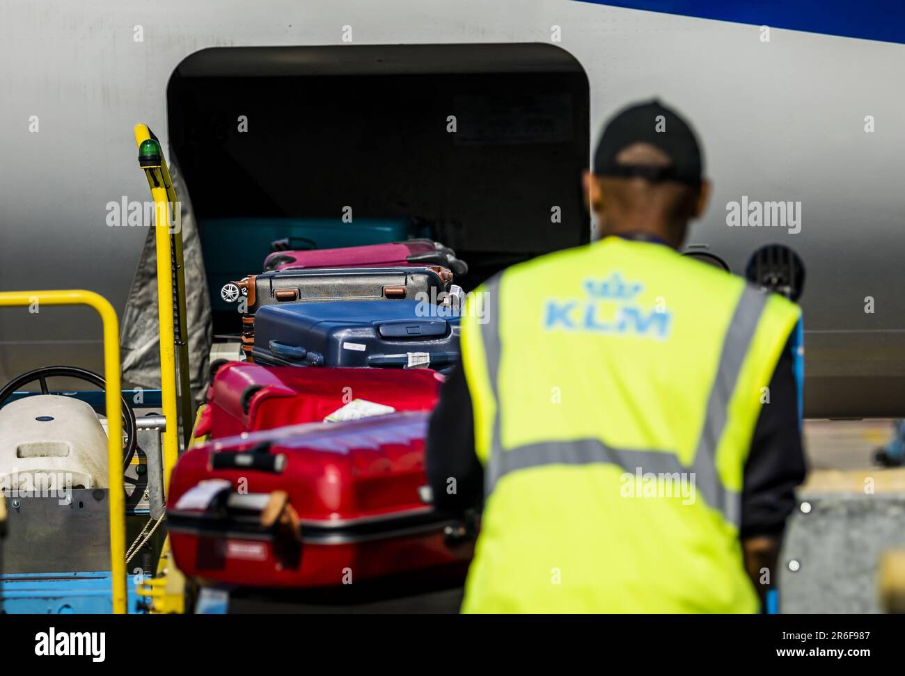 SCHIPHOL - 09/06/2023, KLM baggage handling at Schiphol Airport. ANP ...