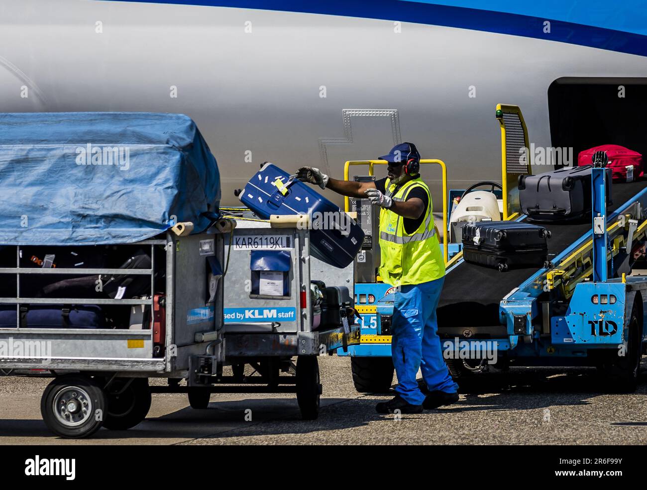 SCHIPHOL - 09/06/2023, KLM baggage handling at Schiphol Airport. ANP ...