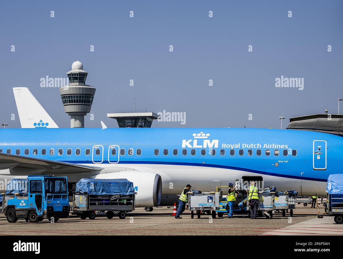 SCHIPHOL - 09/06/2023, KLM baggage handling at Schiphol Airport. ANP ...