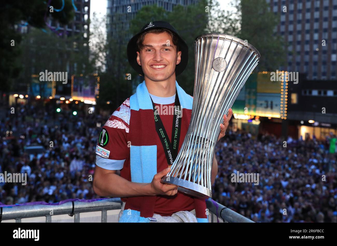 West Ham United's Freddie Potts celebrate at the Old Town Hall in ...