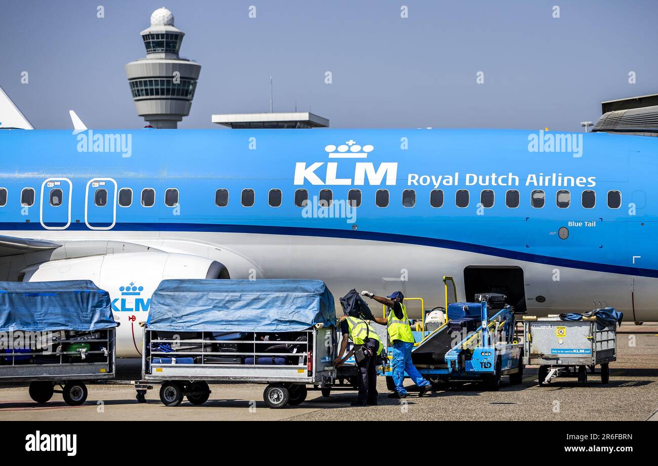 SCHIPHOL - 09/06/2023, KLM baggage handling at Schiphol Airport. ANP ...