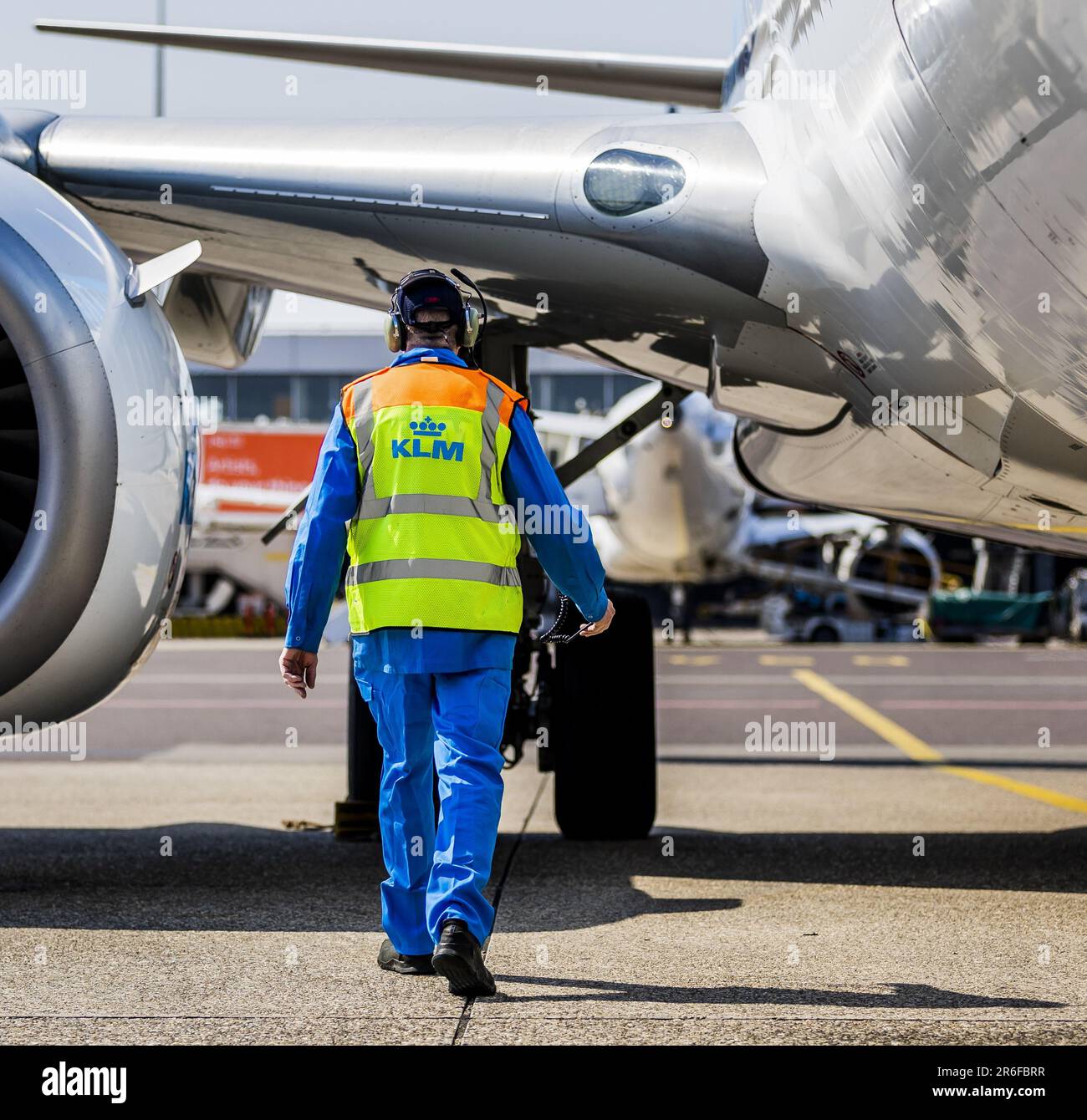 SCHIPHOL - 09/06/2023, KLM staff near an airplane at Schiphol. ANP ...