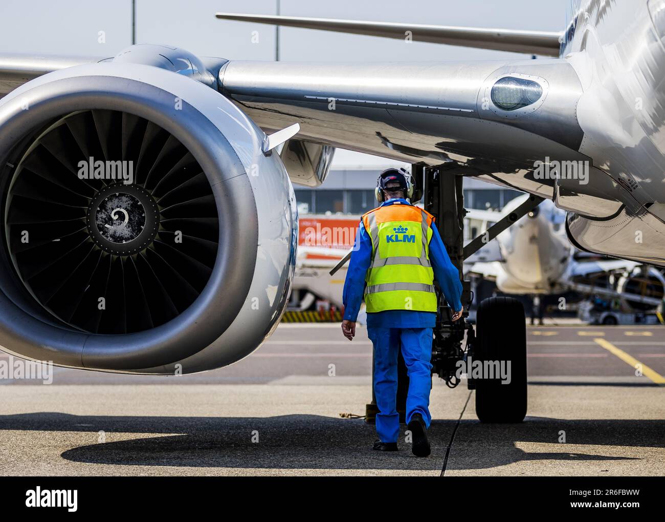 SCHIPHOL - 09/06/2023, KLM staff near an airplane at Schiphol. ANP ...