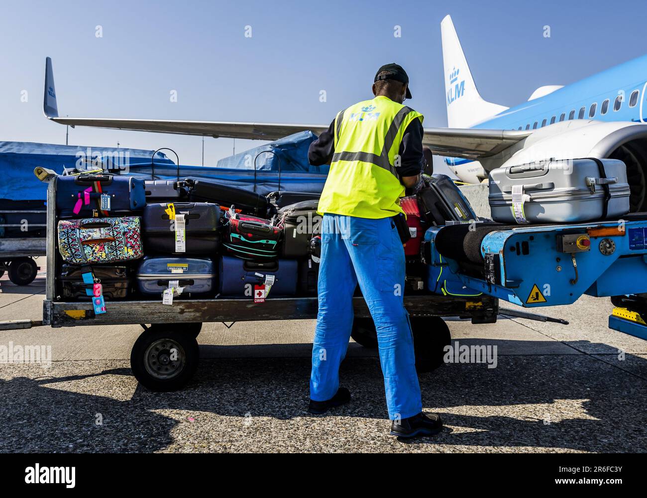 SCHIPHOL - 09/06/2023, KLM baggage handling at Schiphol Airport. ANP ...