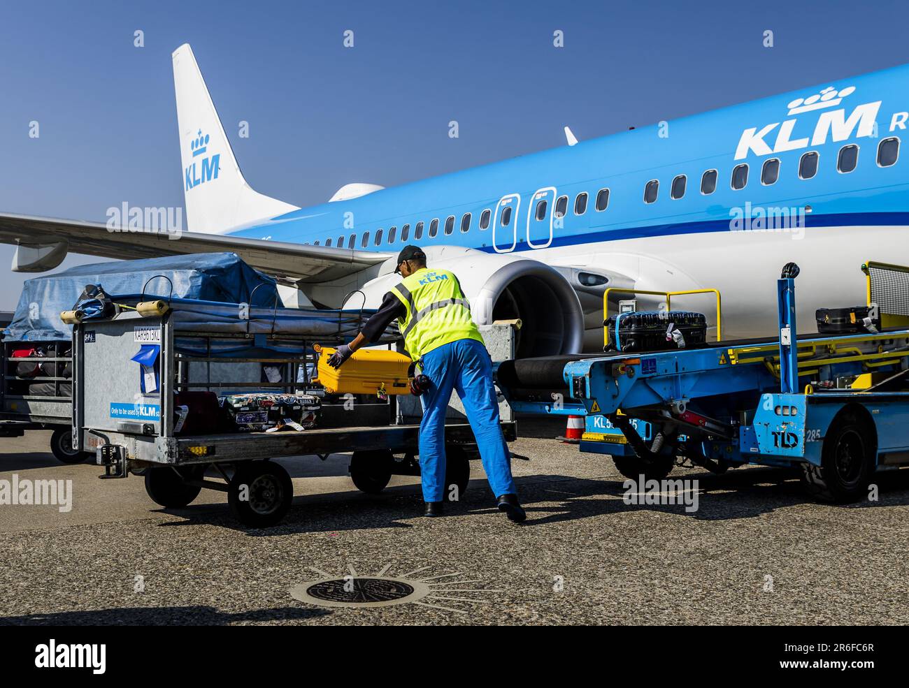 SCHIPHOL - 09/06/2023, KLM baggage handling at Schiphol Airport. ANP ...