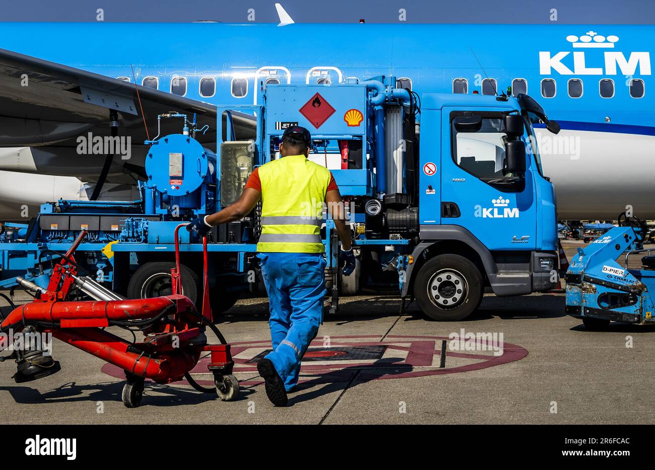 SCHIPHOL - 09/06/2023, KLM staff near an airplane at Schiphol. ANP ...