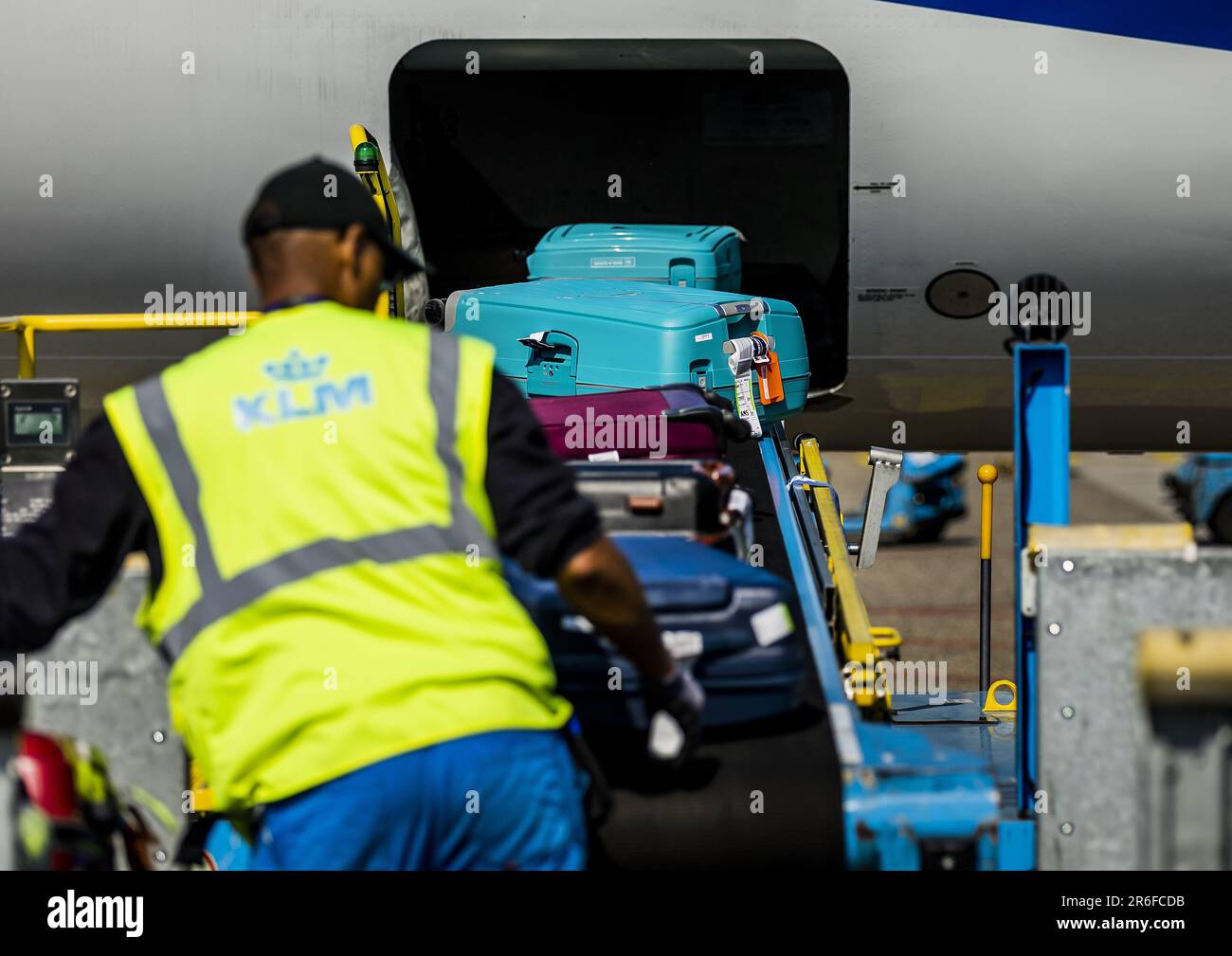 SCHIPHOL - 09/06/2023, KLM baggage handling at Schiphol Airport. ANP ...