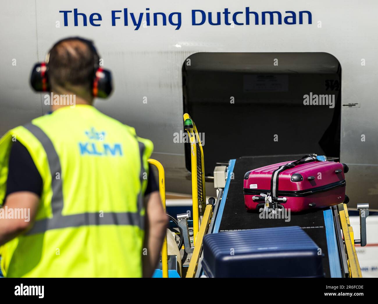 SCHIPHOL - 09/06/2023, KLM baggage handling at Schiphol Airport. ANP ...