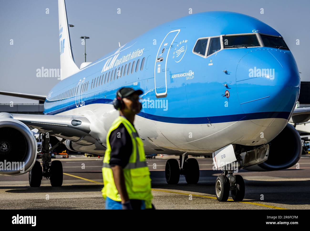 SCHIPHOL - 09/06/2023, KLM staff near an airplane at Schiphol. ANP ...