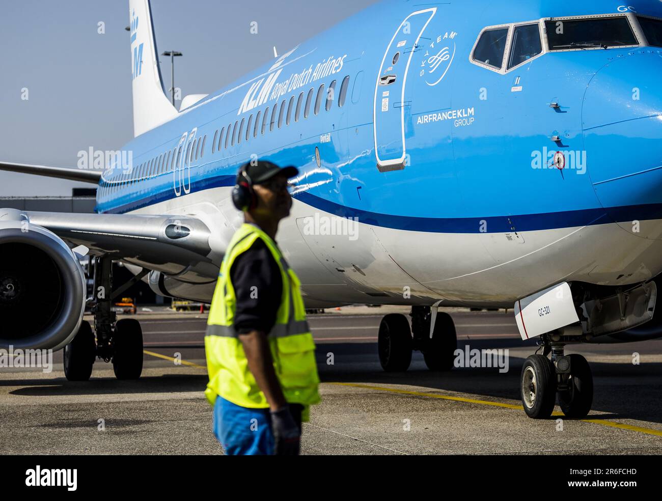 SCHIPHOL - 09/06/2023, KLM staff near an airplane at Schiphol. ANP ...