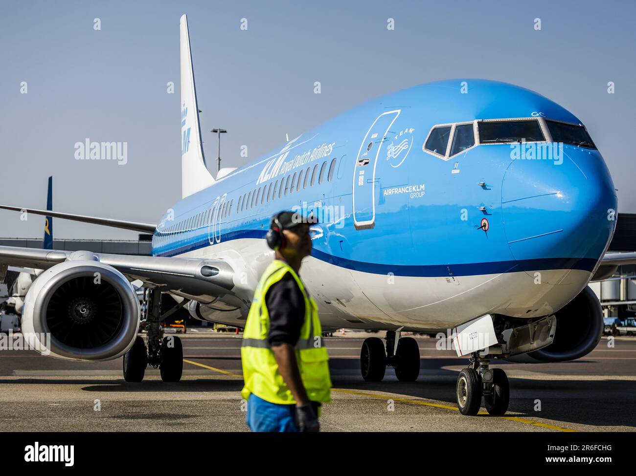 SCHIPHOL - 09/06/2023, KLM staff near an airplane at Schiphol. ANP ...