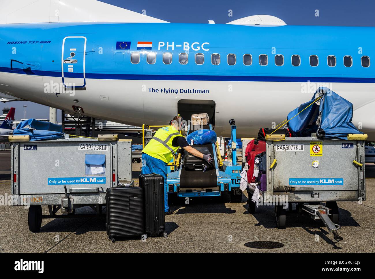 SCHIPHOL - 09/06/2023, KLM baggage handling at Schiphol Airport. ANP ...