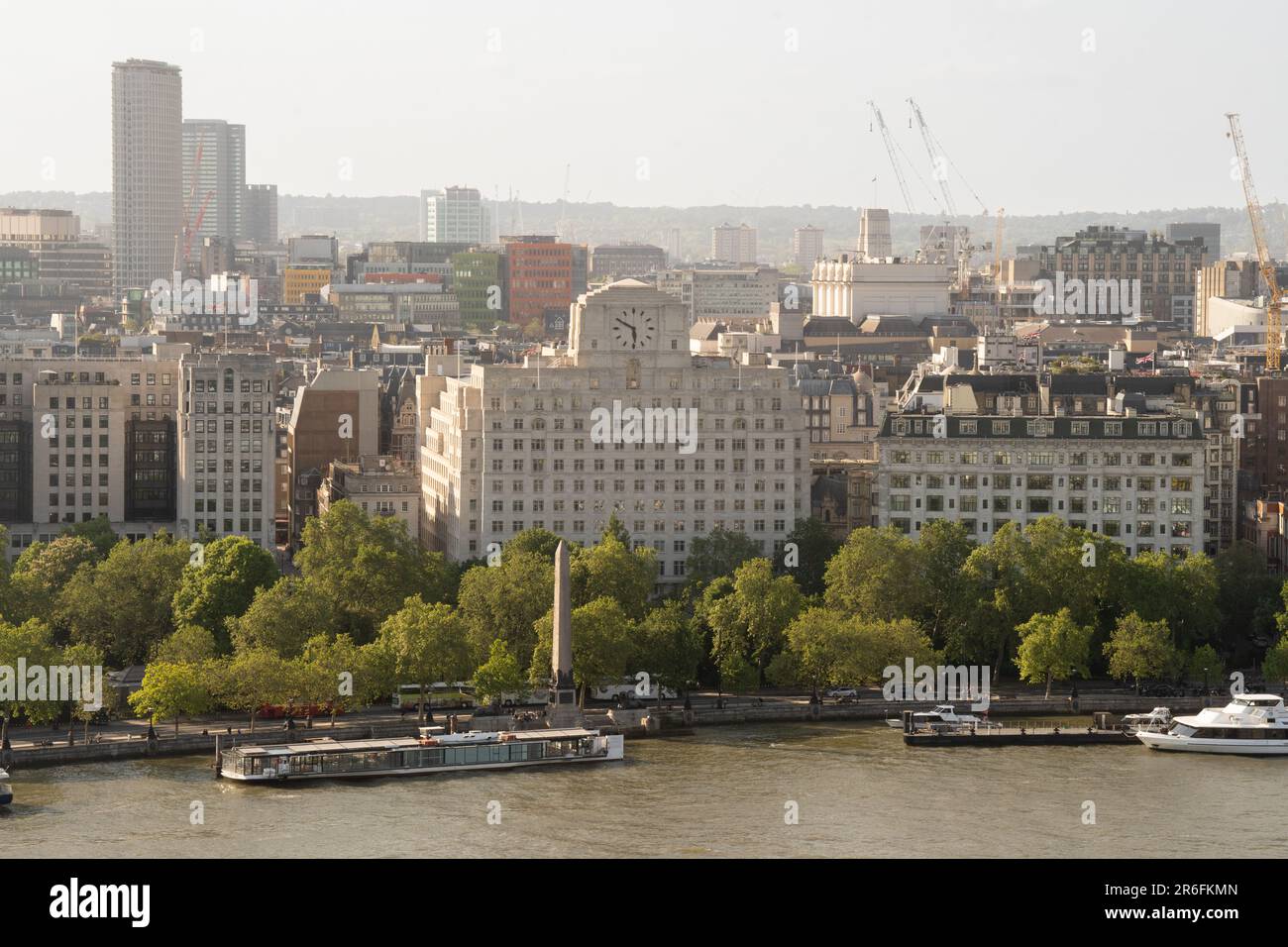 River bridges barge water london hi-res stock photography and images ...