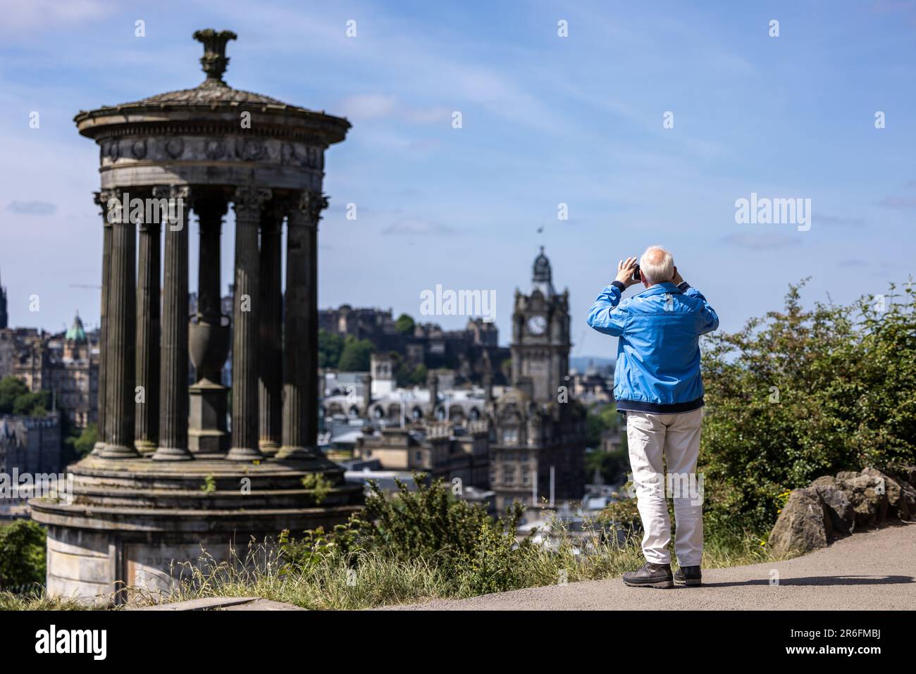 edinburgh, United Kingdom. 09 June, 2023 Pictured: Tourists in ...