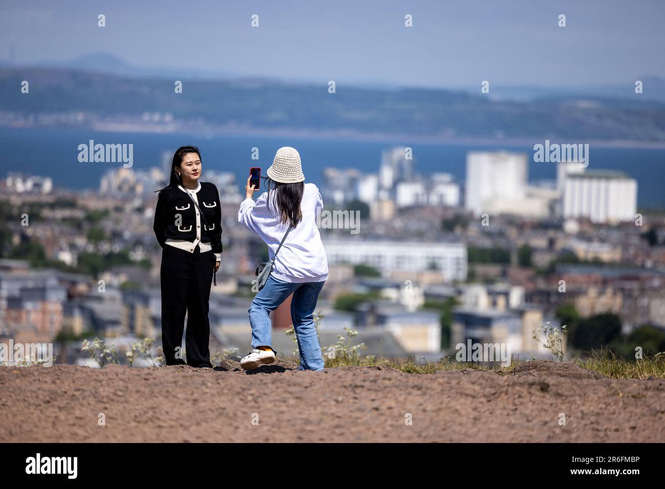 edinburgh, United Kingdom. 09 June, 2023 Pictured: Tourists in ...