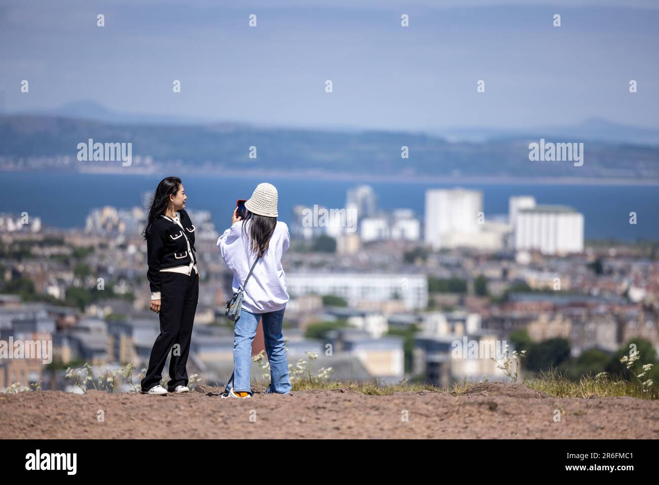edinburgh, United Kingdom. 09 June, 2023 Pictured: Tourists in ...