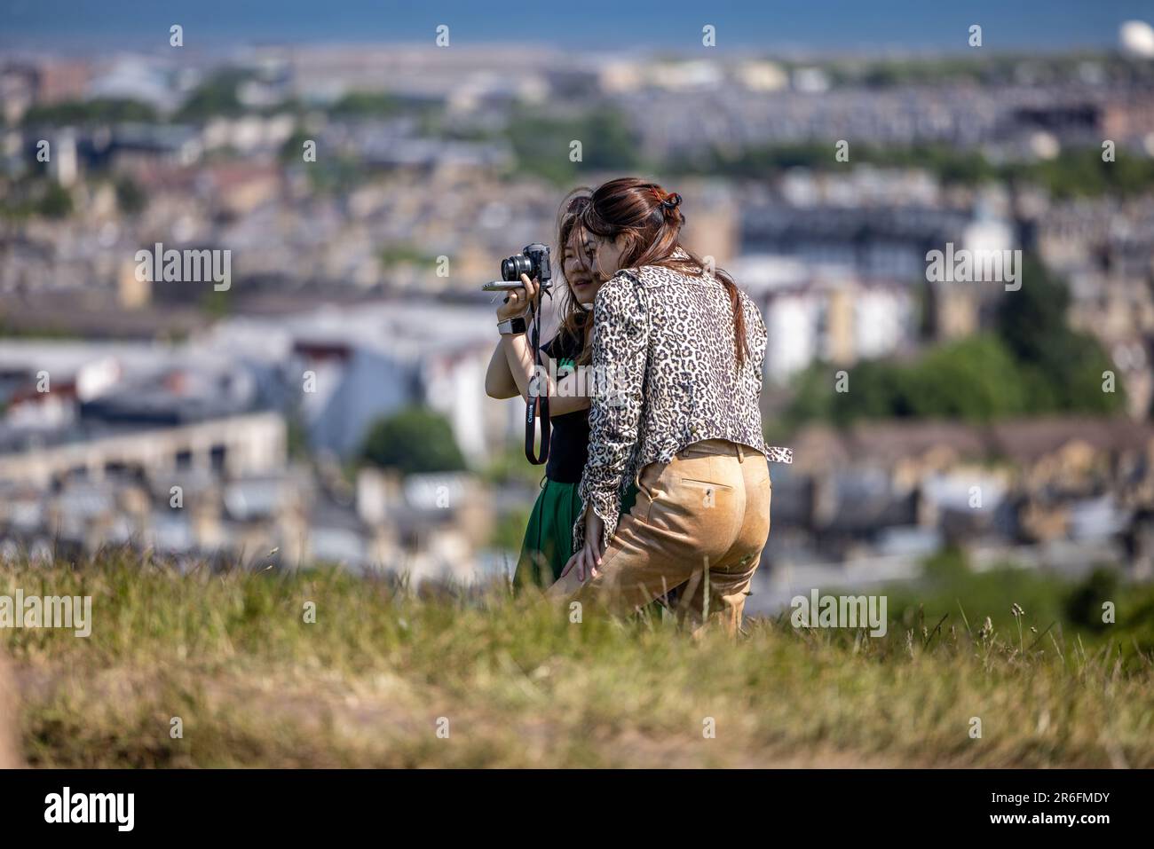 edinburgh, United Kingdom. 09 June, 2023 Pictured: Tourists in ...