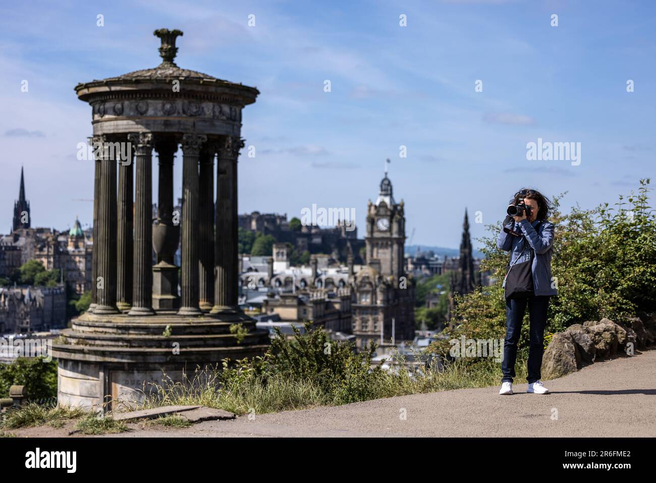 edinburgh, United Kingdom. 09 June, 2023 Pictured: Tourists in ...