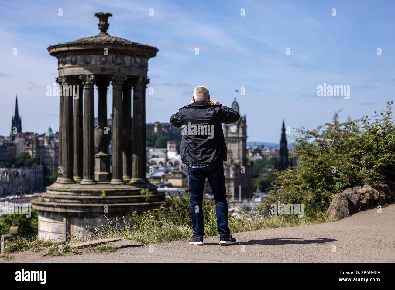 edinburgh, United Kingdom. 09 June, 2023 Pictured: Tourists in ...
