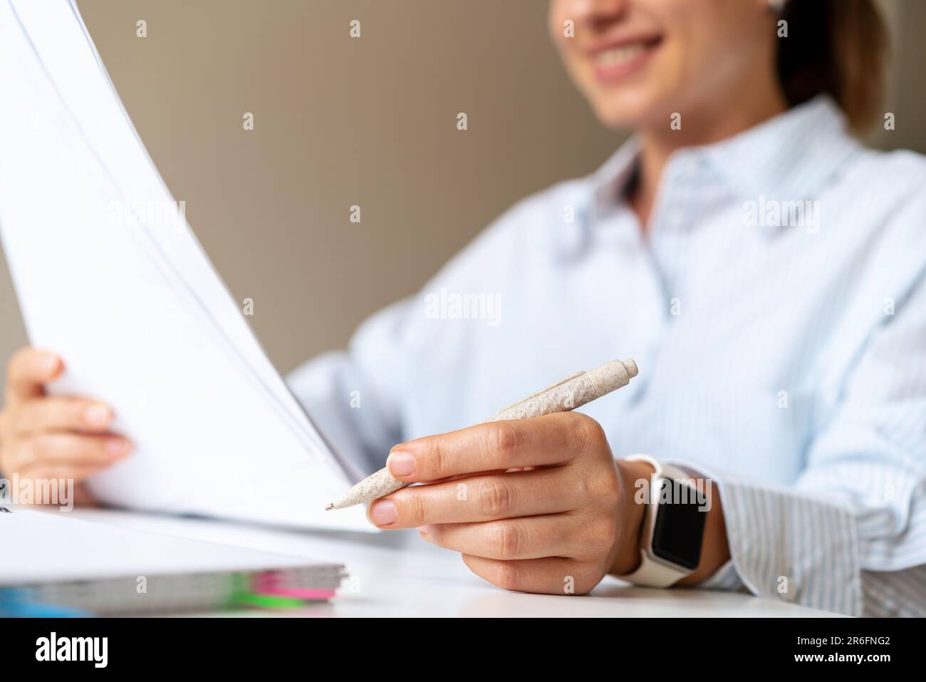 Signing contract bank hi-res stock photography and images - Alamy