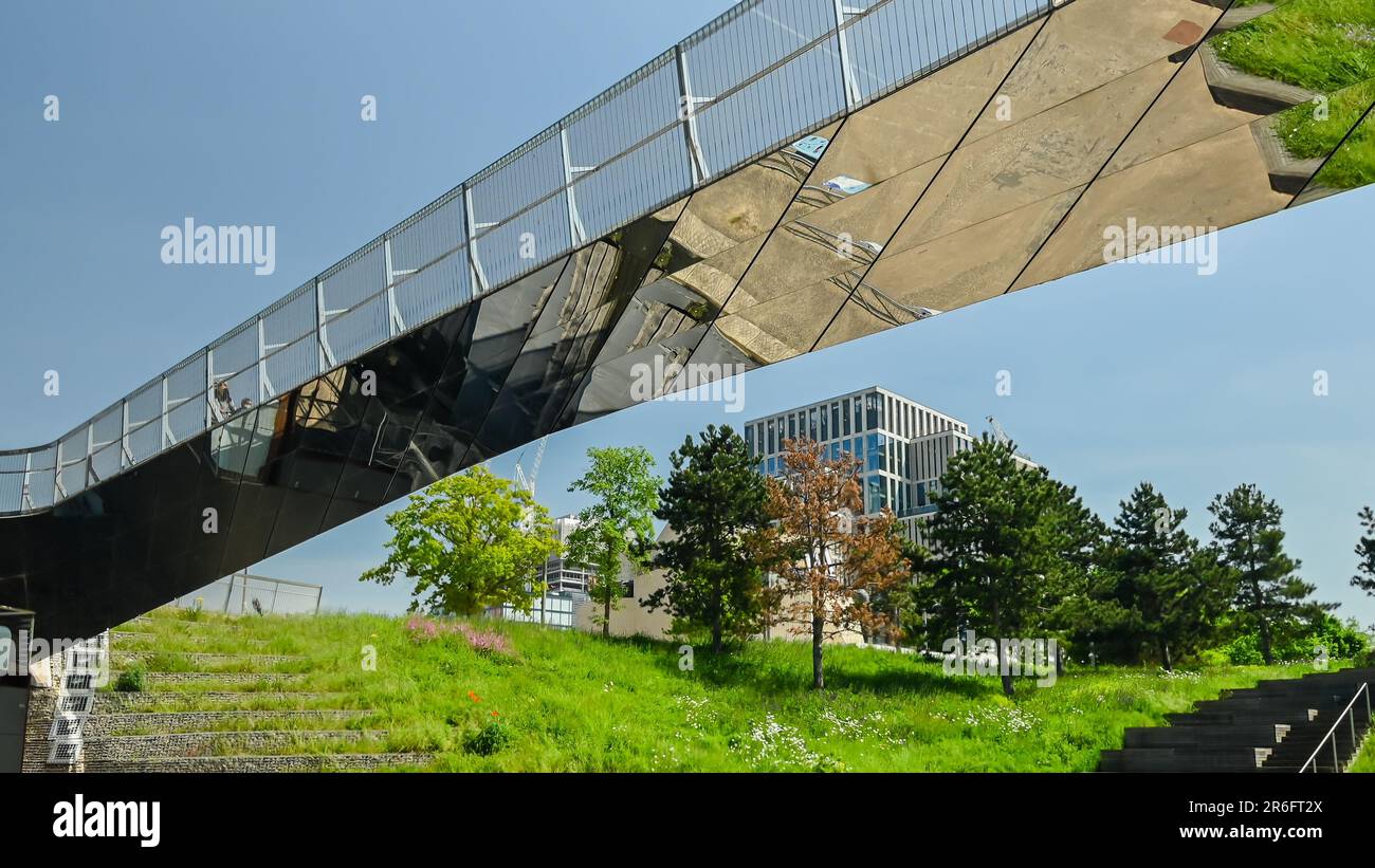 Reflective bridge queen Elizabeth olympic park Stock Photo - Alamy