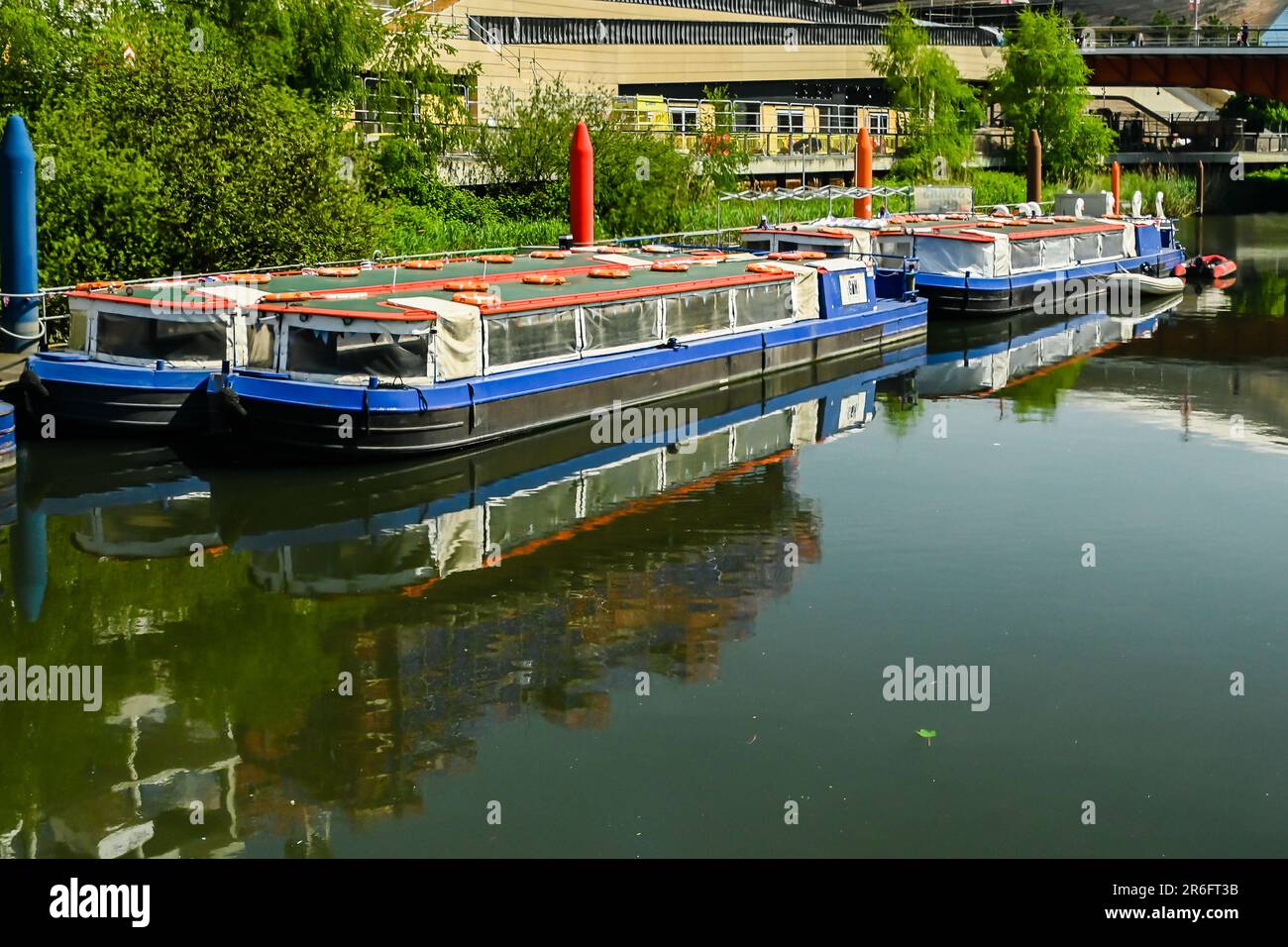 Cruise the different waterways of Queen Elizabeth Olympic Park Stock ...