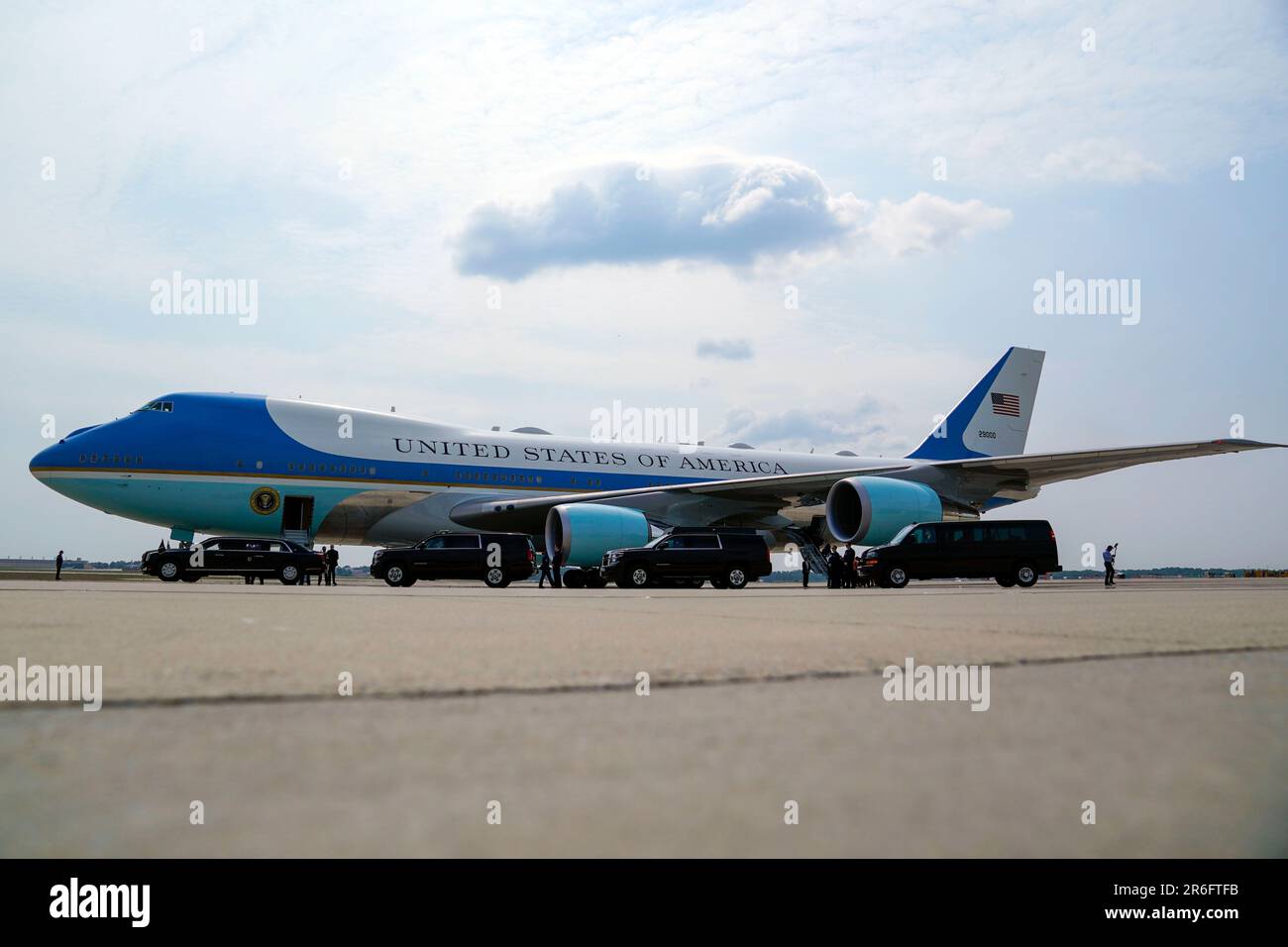 The motorcade parks in front of Air Force One after President Joe Biden ...