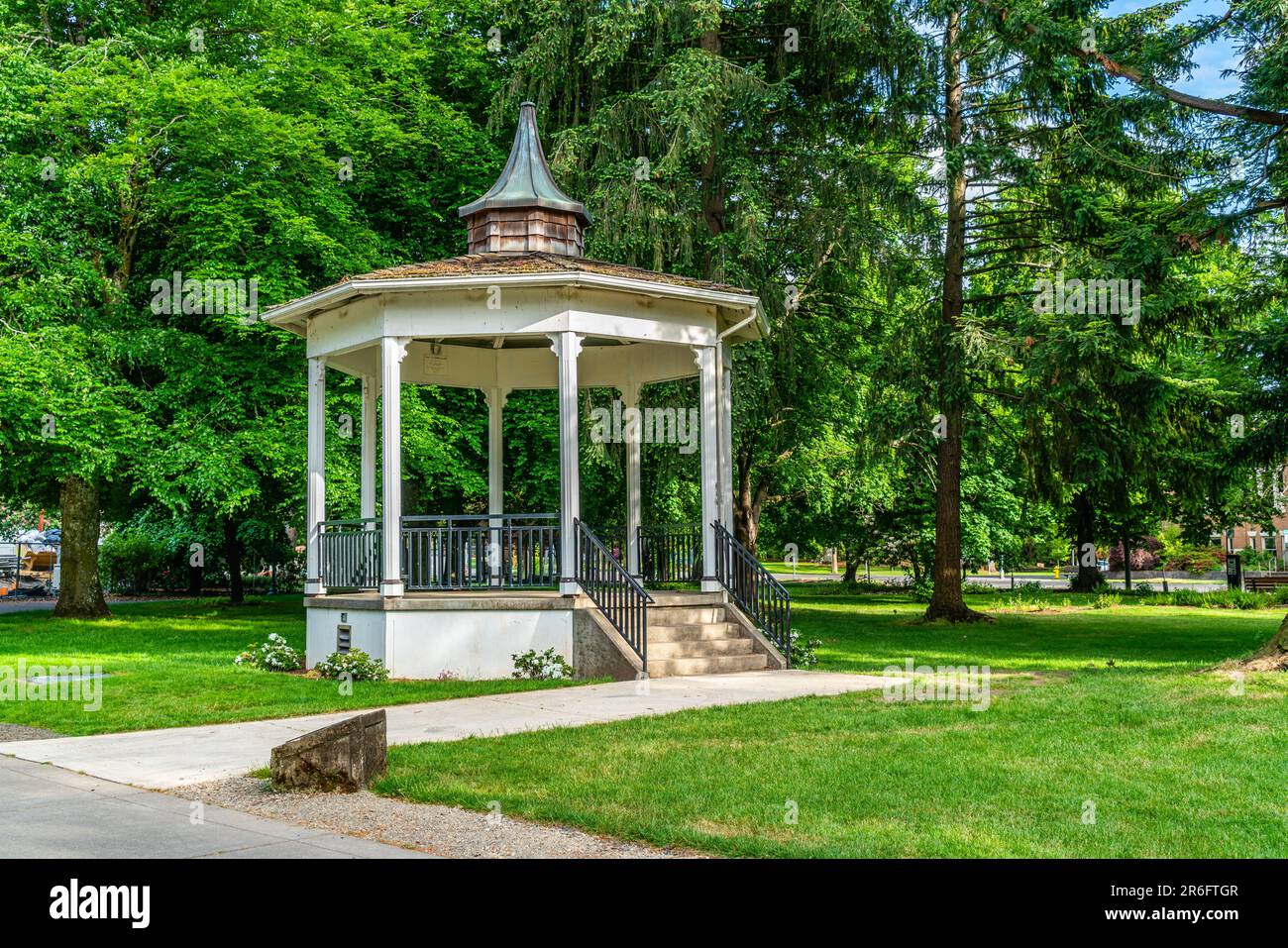 A gazebo at the Oregon State Capitol in Salem Stock Photo - Alamy