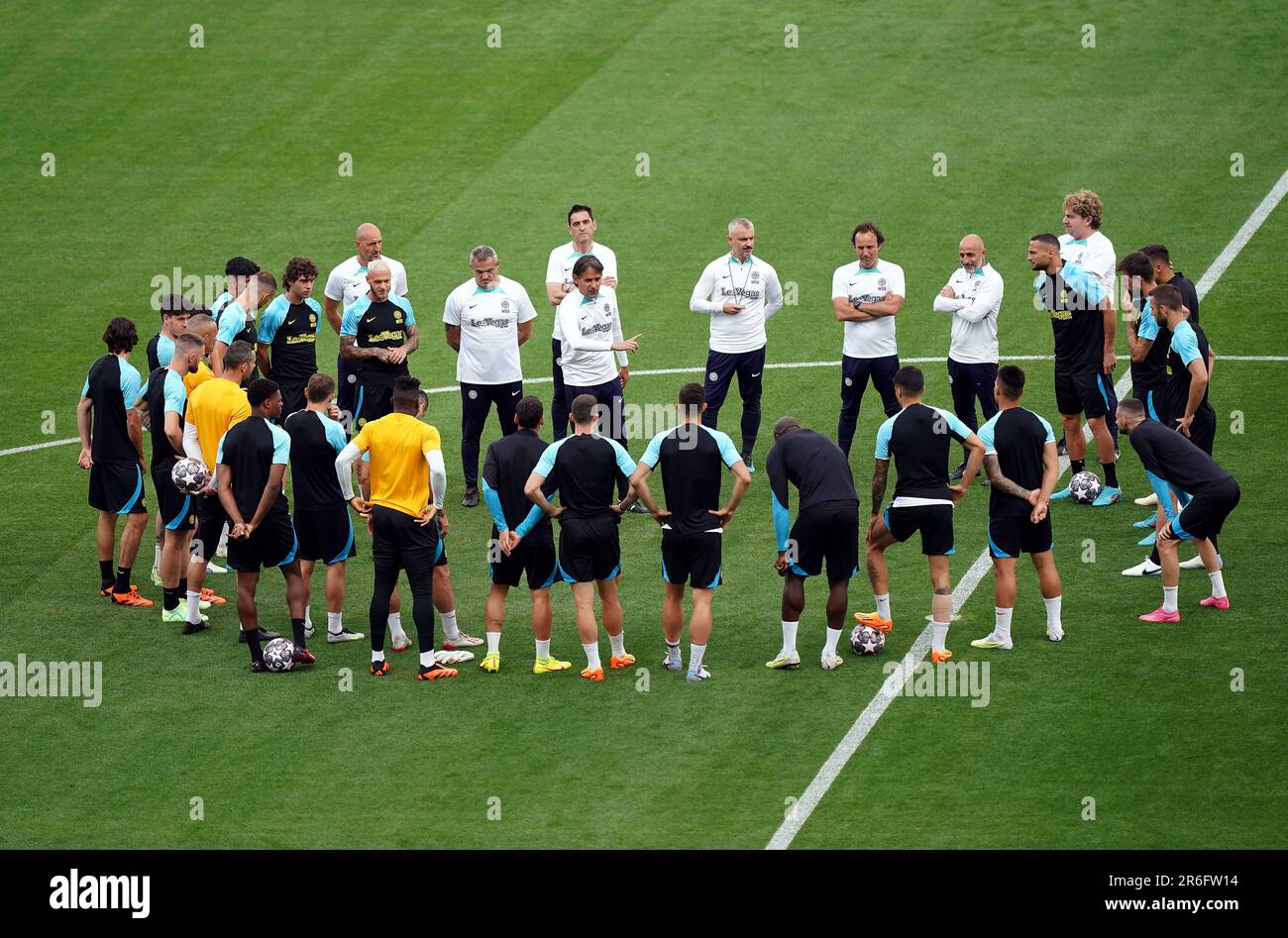 Inter Milan manager Simone Inzaghi speaks to the players during a ...