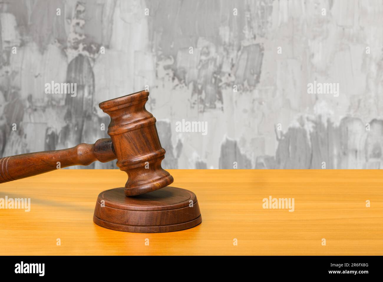 Hand judge gavel board hi-res stock photography and images - Alamy