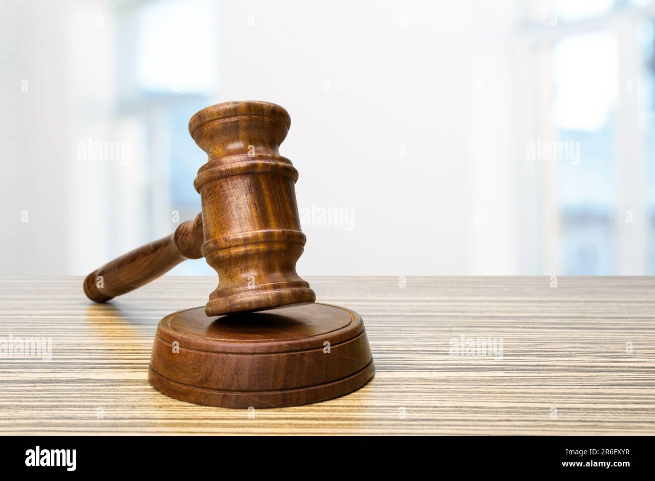 Hand judge gavel board hi-res stock photography and images - Alamy