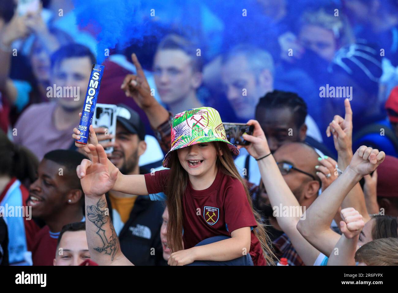 London, UK. 08th June, 2023. A young West Ham United fan lights a flare ...