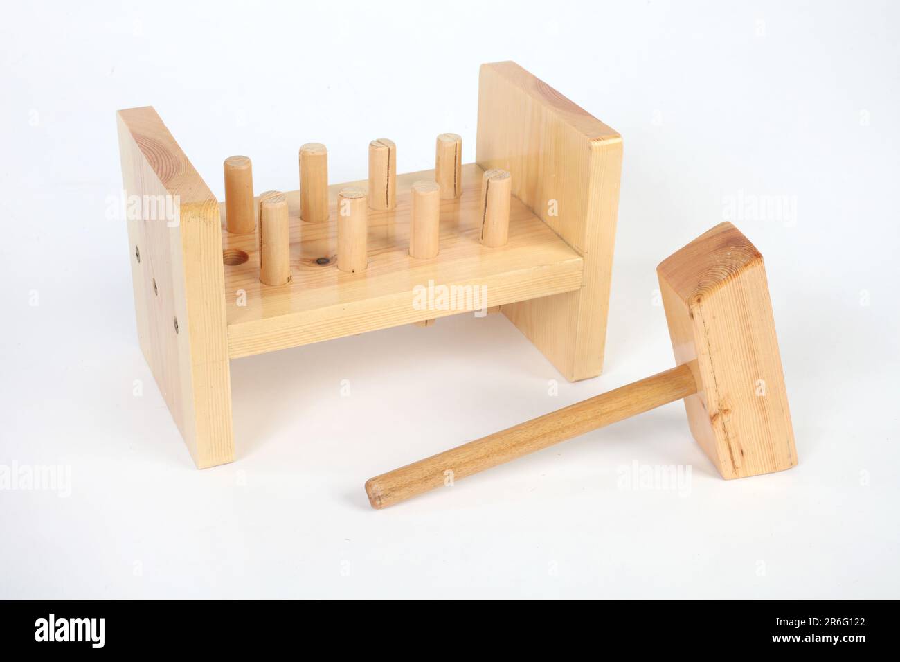 A child's wooden hammer and peg toy Stock Photo - Alamy