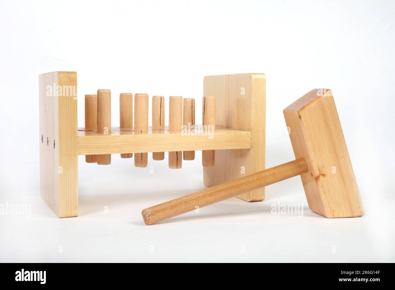 A child's wooden hammer and peg toy Stock Photo - Alamy