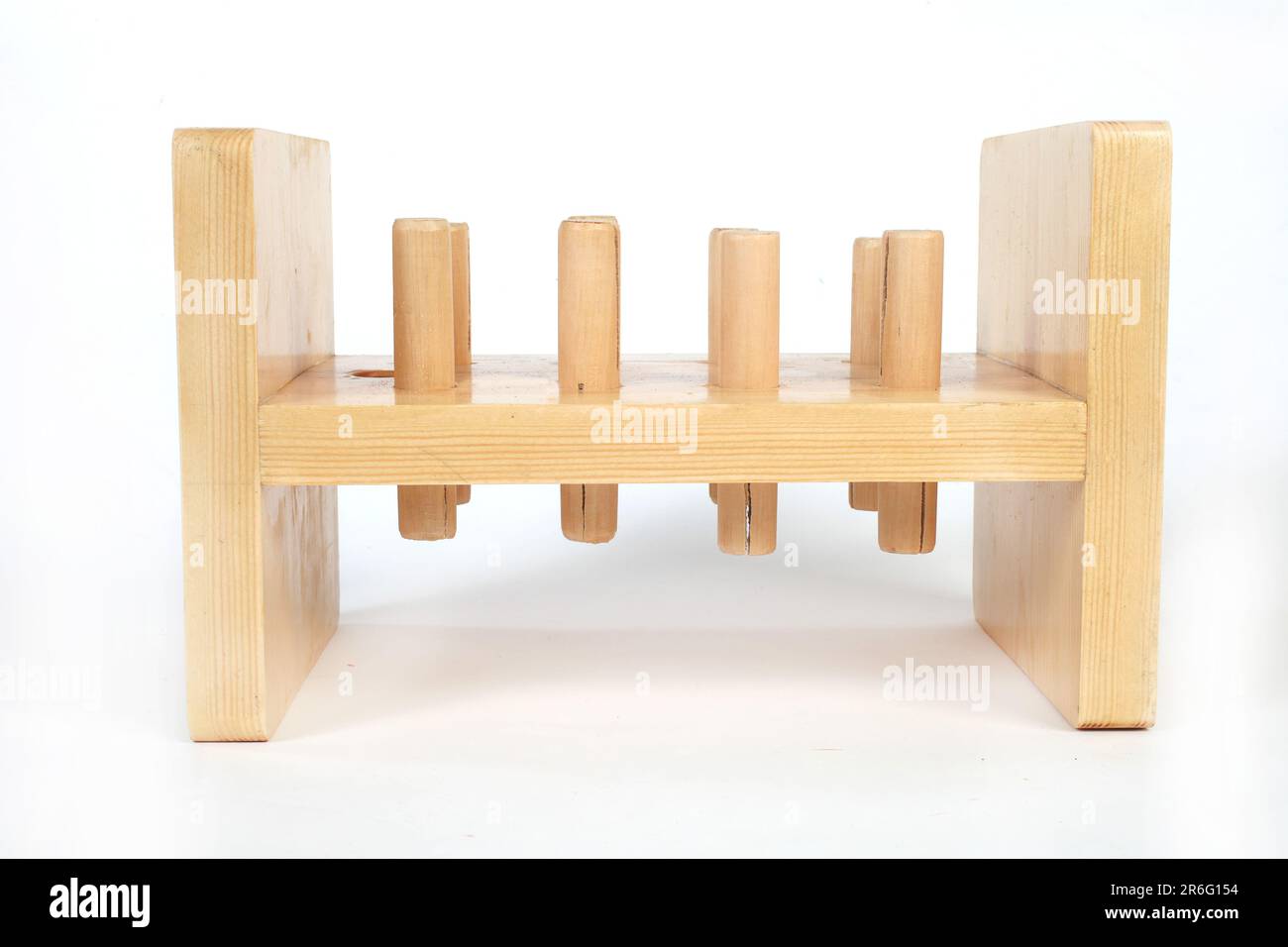 A child's wooden hammer and peg toy Stock Photo - Alamy