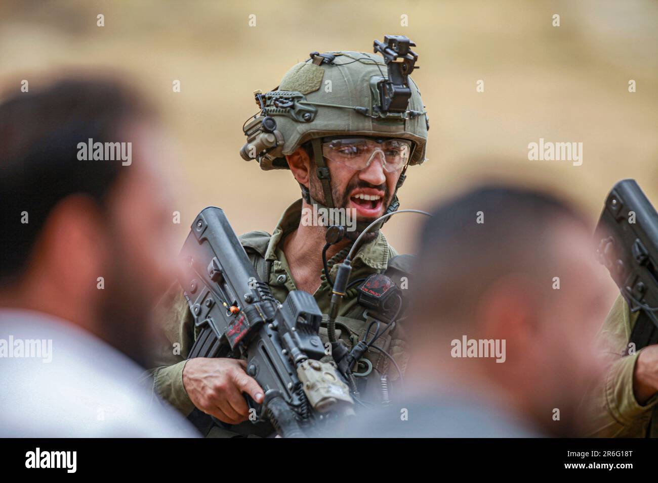 Soldier shouting hi-res stock photography and images - Alamy